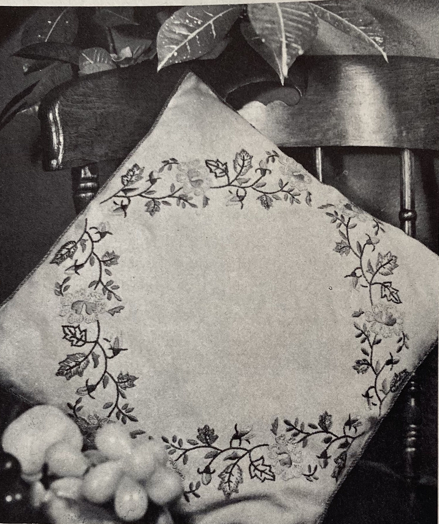 March 1965: Flower Border Bag – The Stitchcraft Sixties